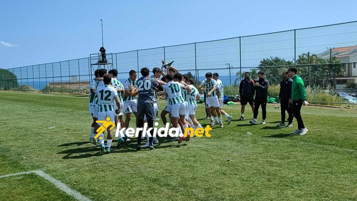 (Βίντεο Kerkida)Τα πανηγύρια των πρωταθλητών: "Σια λαλαλα... Ομόνοια ...
